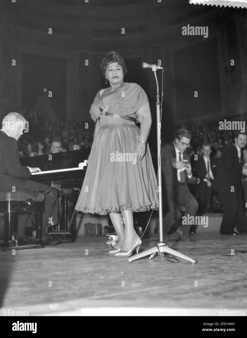 Ella fitzgerald singing hi-res stock photography and images - Alamy