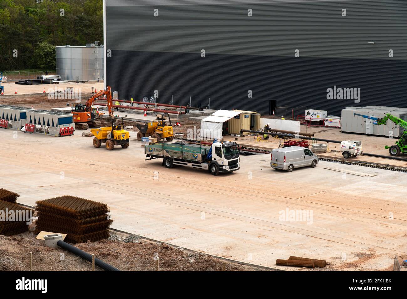 Truck delivering to building site hi-res stock photography and images ...