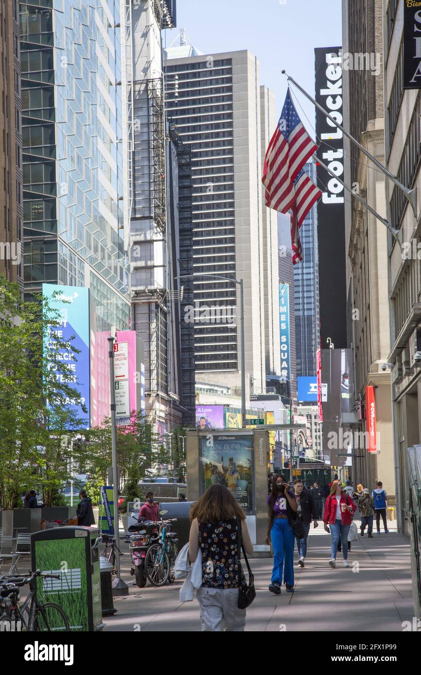 Times square looking north nyc hi-res stock photography and images - Alamy