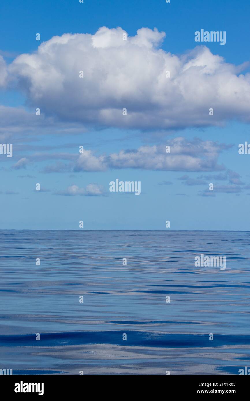 Simple ocean background hi-res stock photography and images - Alamy