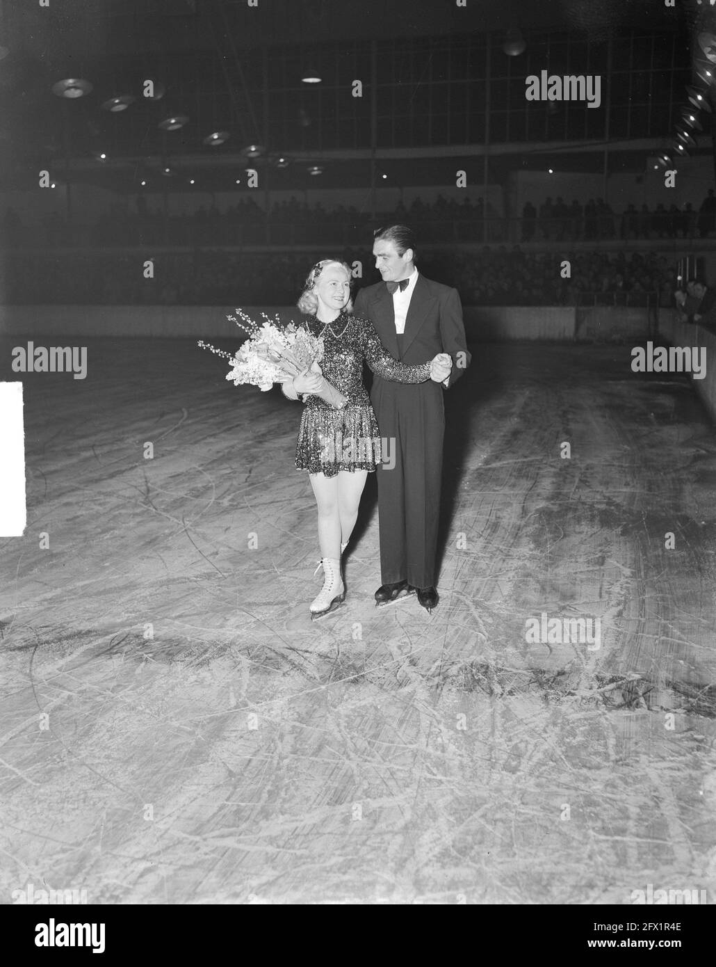 Figure skating pair Black and White Stock Photos & Images - Alamy