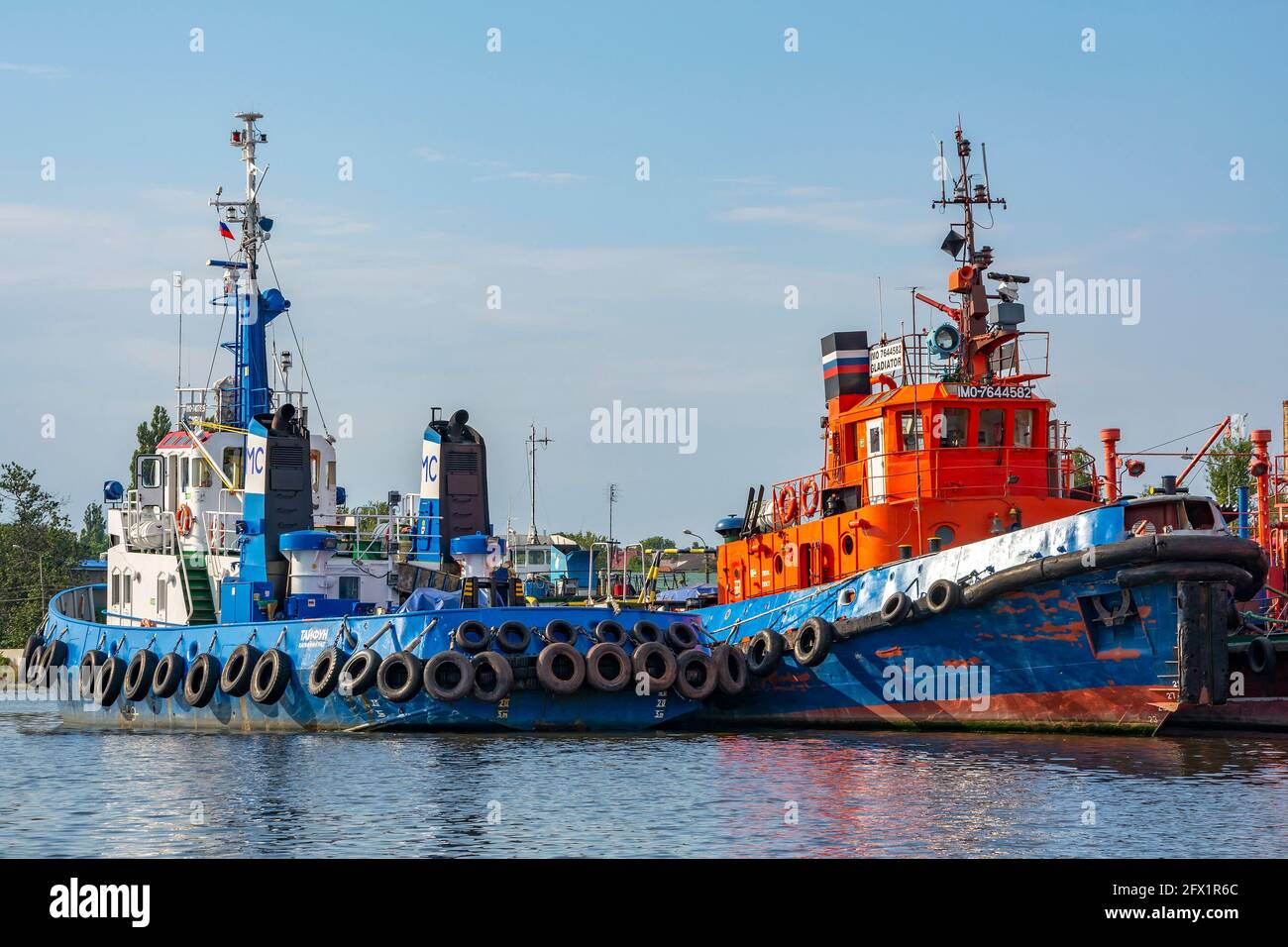 Working tugboats hi-res stock photography and images - Alamy