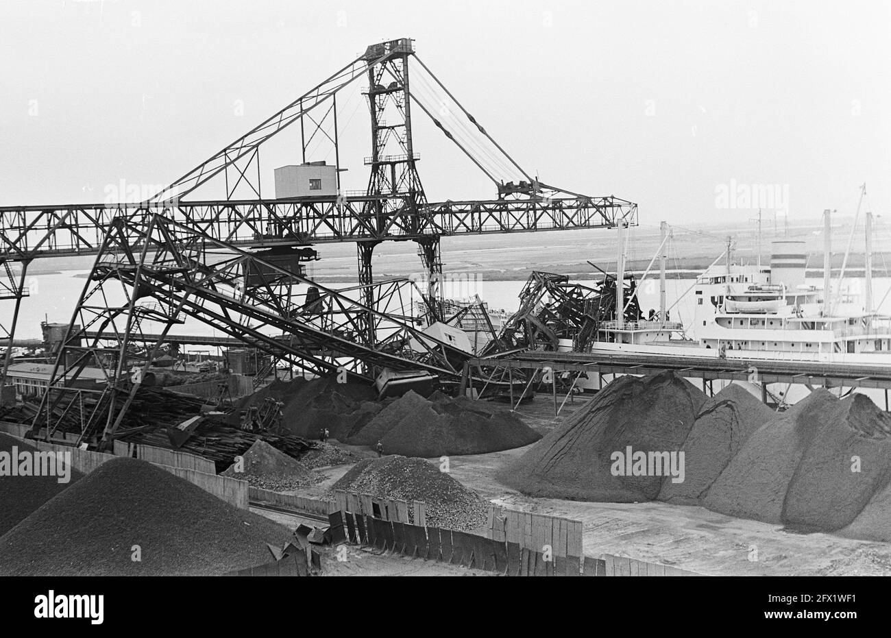 800 ton loading bridge hi-res stock photography and images - Alamy
