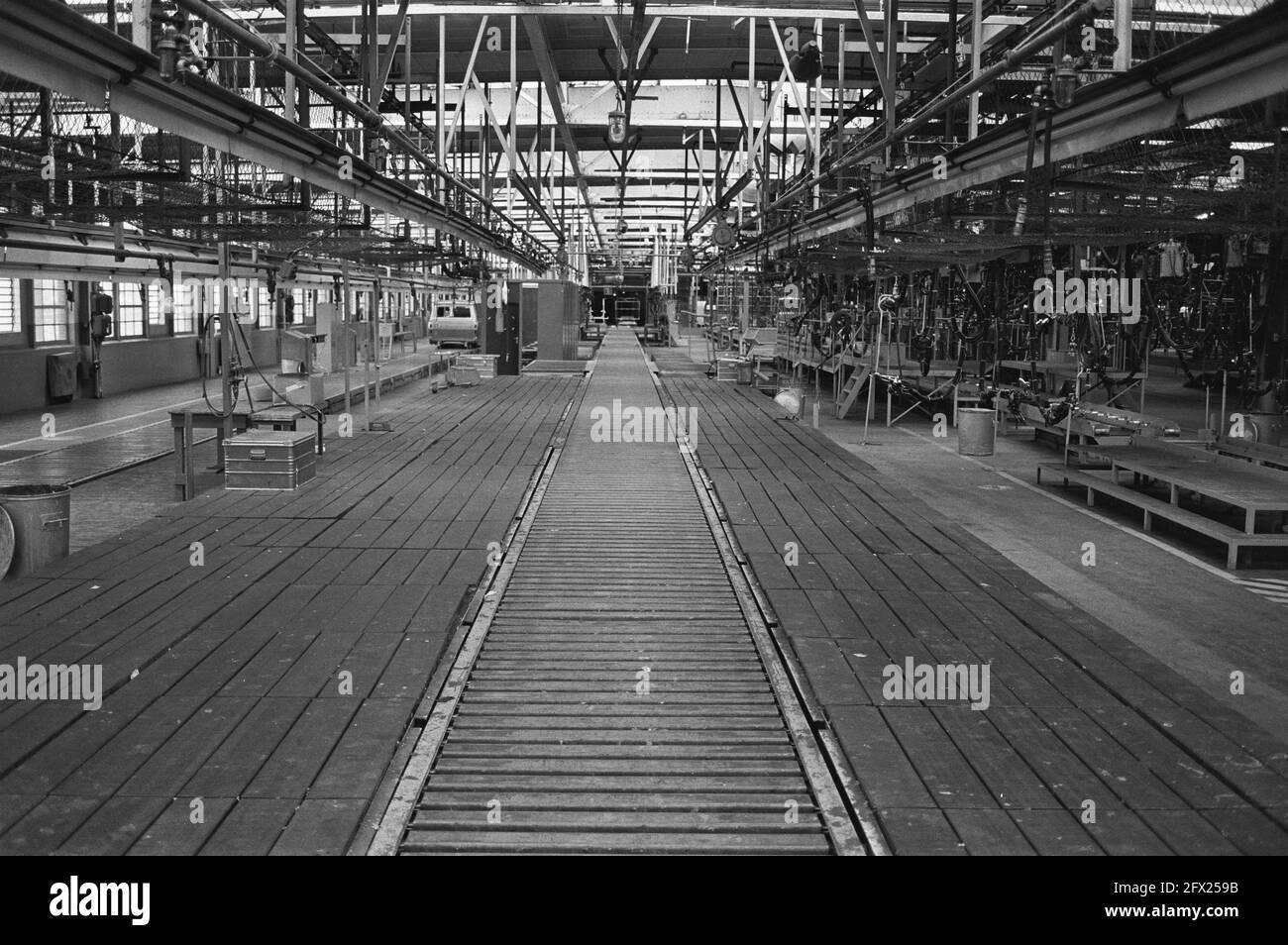 Assembly line 20th century hi-res stock photography and images - Alamy