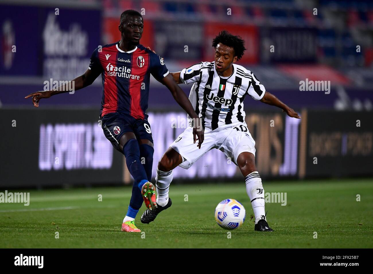 Ball barrow hi-res stock photography and images - Alamy