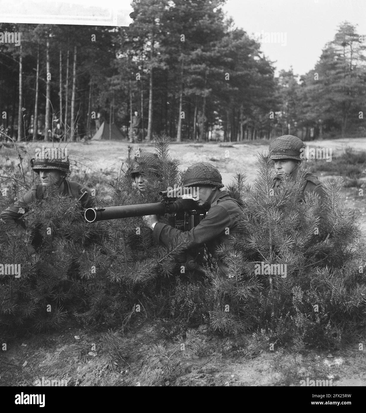 Gunners position hi-res stock photography and images - Alamy