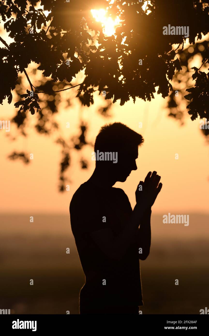 Man praying sunset hi-res stock photography and images - Alamy
