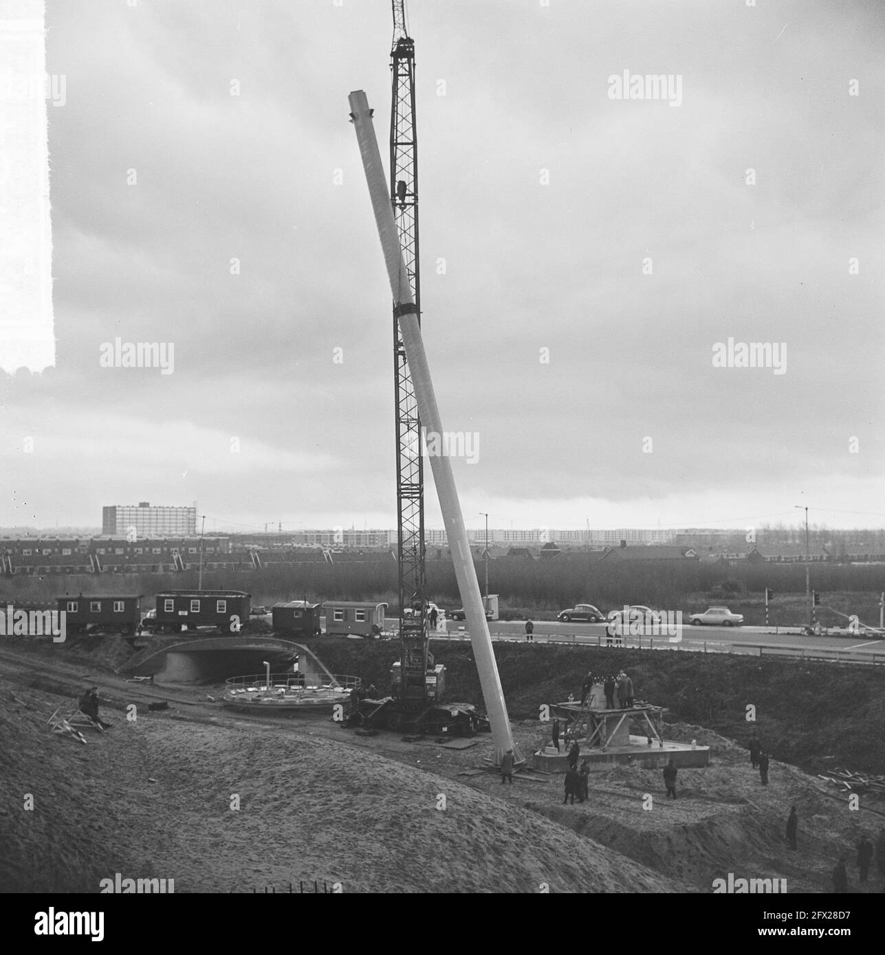 Lighting columns for Brienenoord, the column is erected, November 30 ...