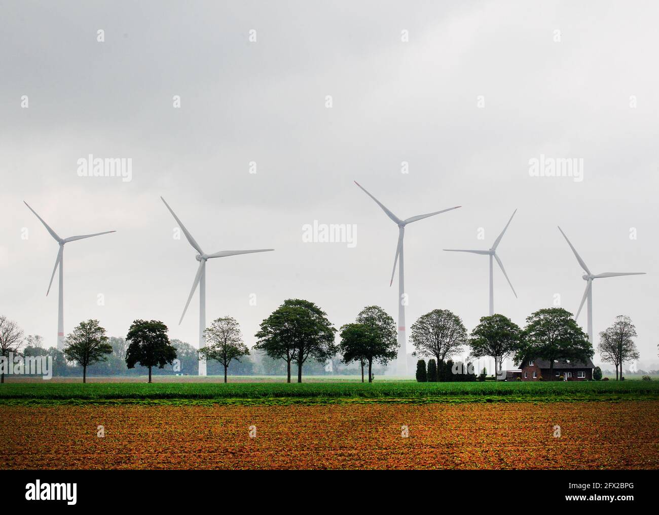Oermten, Germany. 18th May, 2021. The wind turbines on the Oermter Berg ...