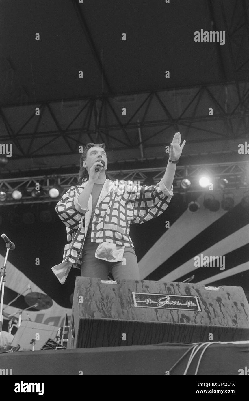 Los Vast Live in Feyenoordstadion; presenter Jan Rietman, August 10 ...