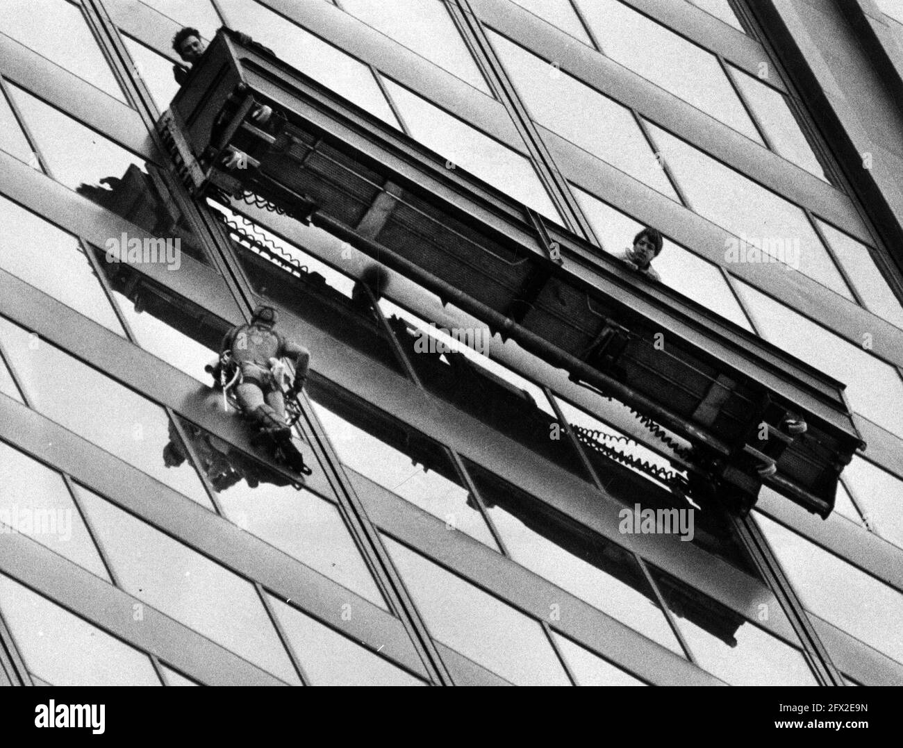 USA. 25th May, 2021. Dan Goodwin makes his way up the Sears Tower on ...