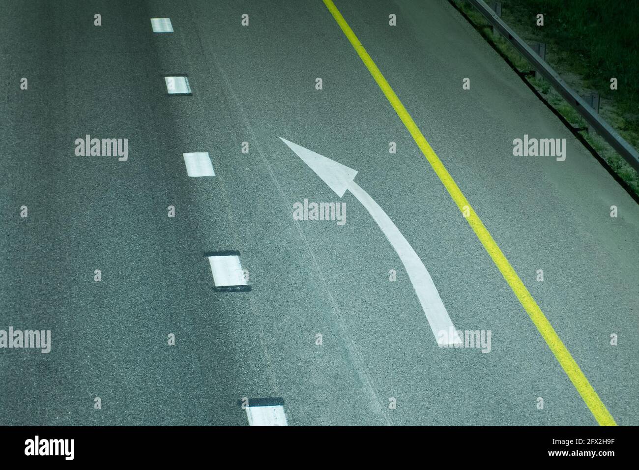 Left turn arrow hi-res stock photography and images - Alamy