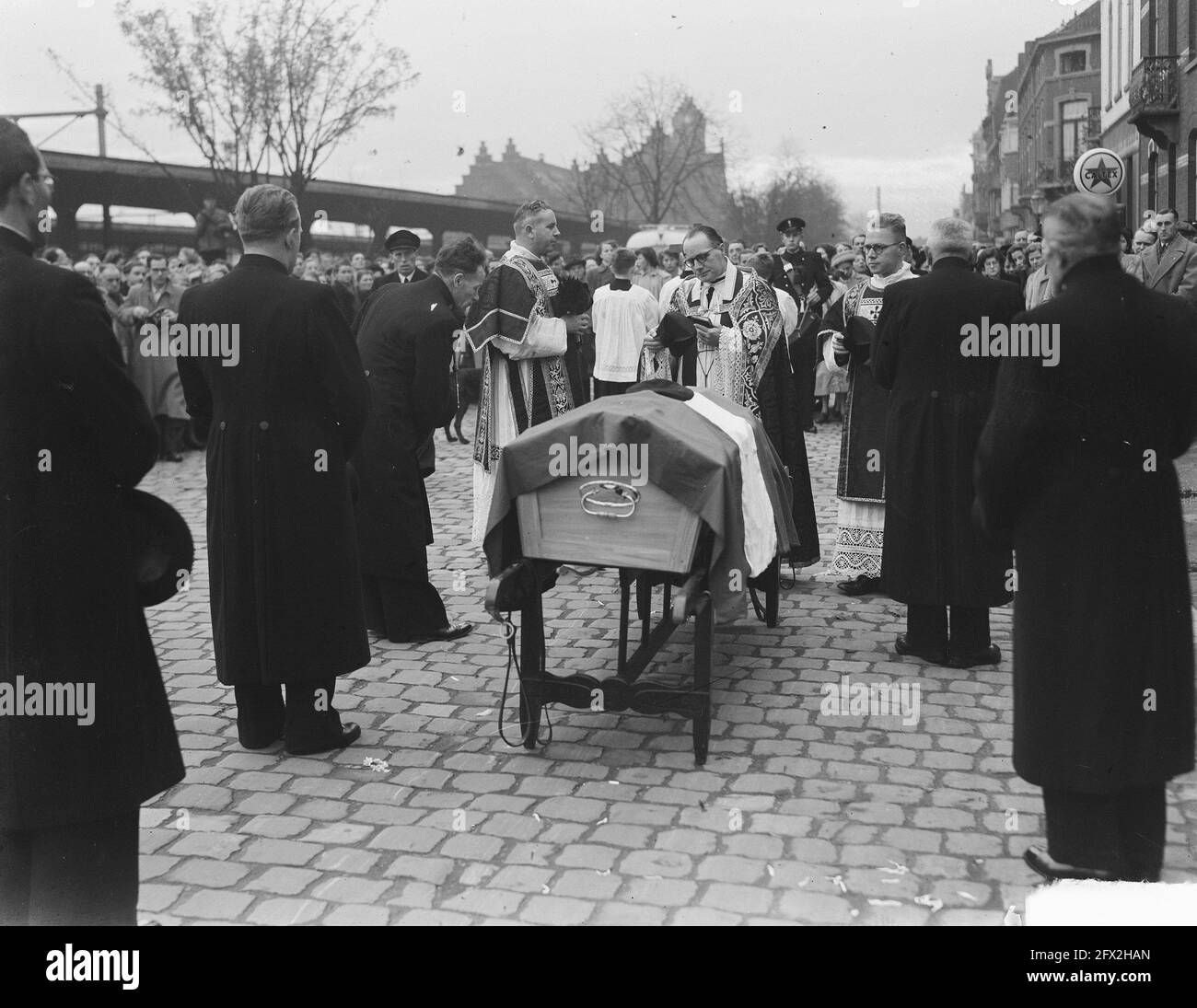 Maastricht. Funeral and burial of stoker Braun of the Royal Navy, 9 ...