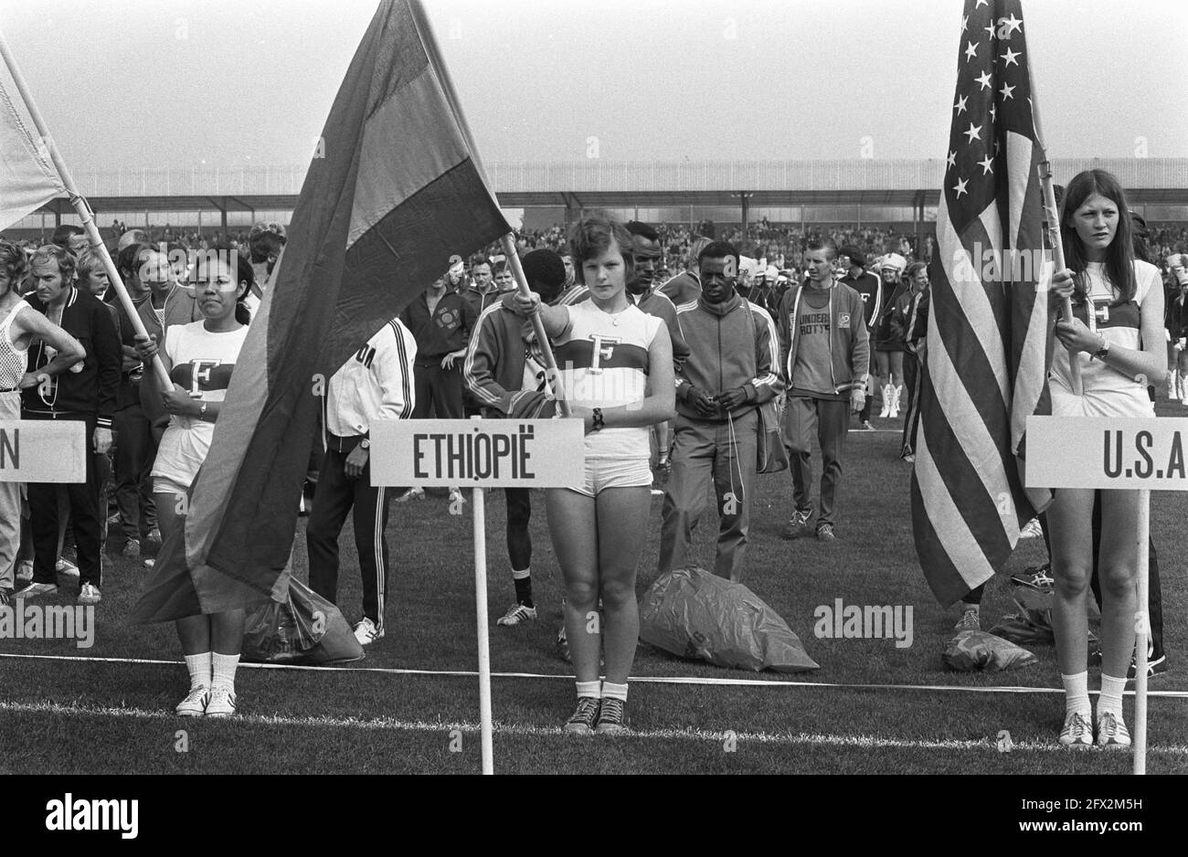 Marathon at Enschede, presentation flags in stadium, September 4, 1971 ...