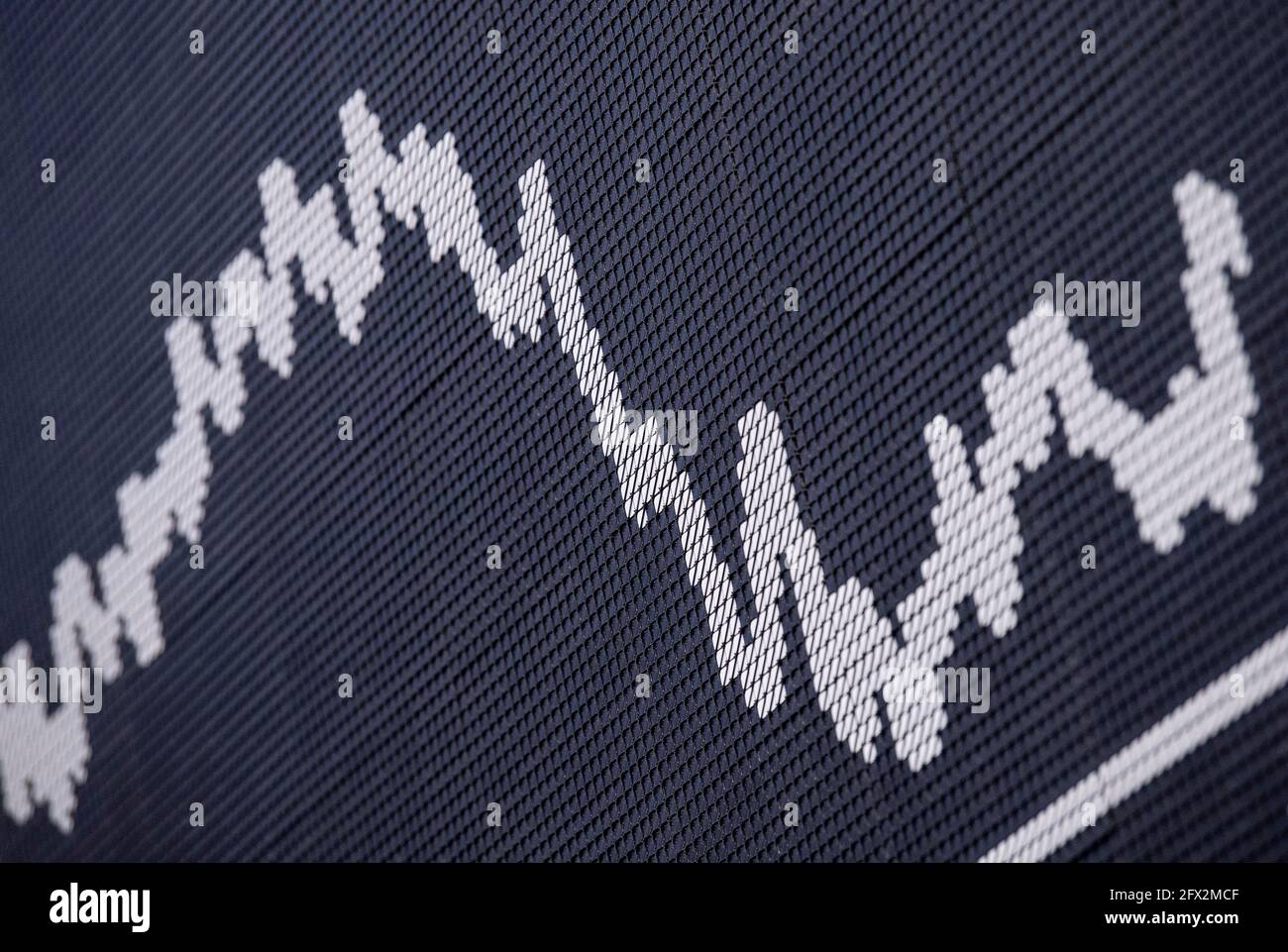 17 May 2021, Hessen, Frankfurt/Main: The DAX curve in the trading hall ...