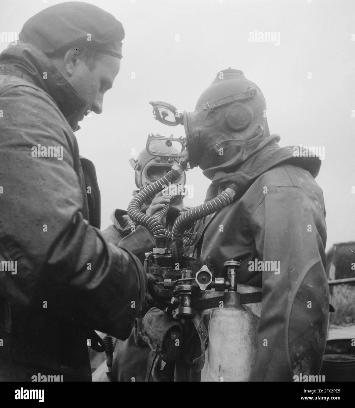 Navy divers near Dordrecht, 25 May 1949, Navy divers, The Netherlands ...