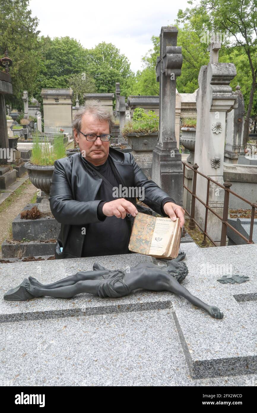 Vampire and grave hi-res stock photography and images - Alamy