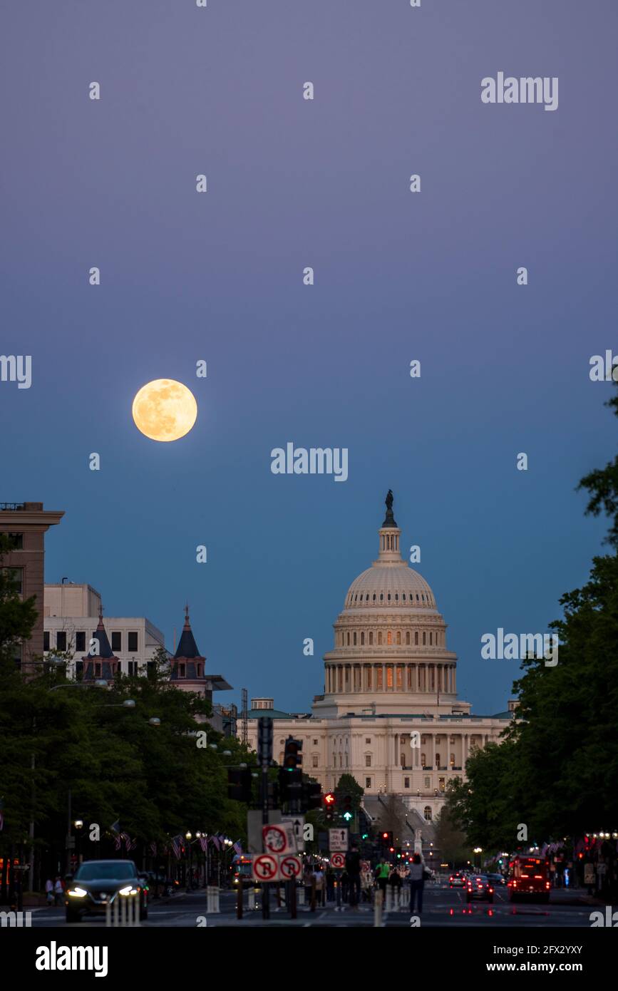 The last rays of the sun set on the United States Capitol Building as ...