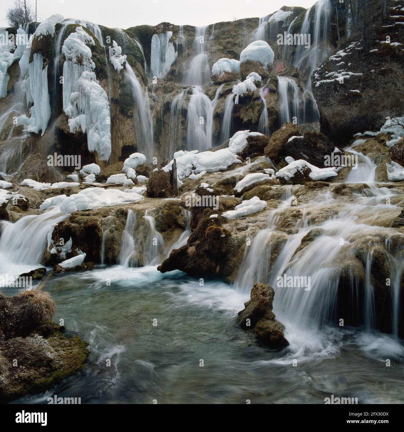 Mountain green water sunny river jungle hd background picture Stock ...