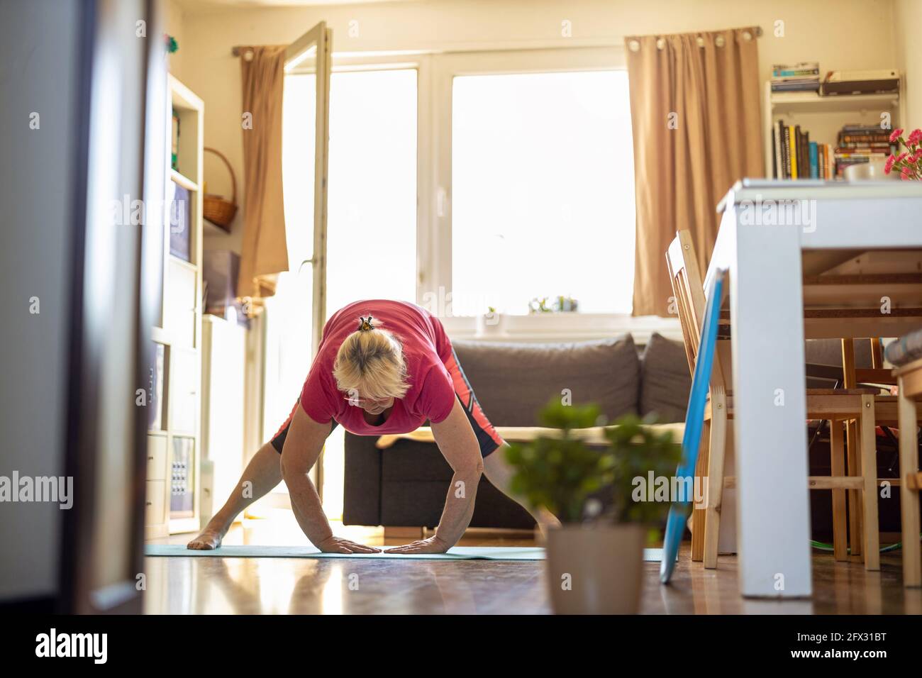 Elderly people exercising hi-res stock photography and images - Alamy