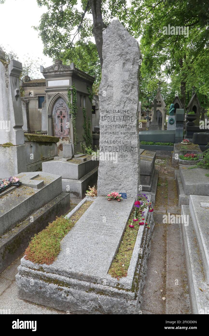 FAMOUS GRAVES AT THE PERE LACHAISE CEMETERY, PARIS Stock Photo - Alamy