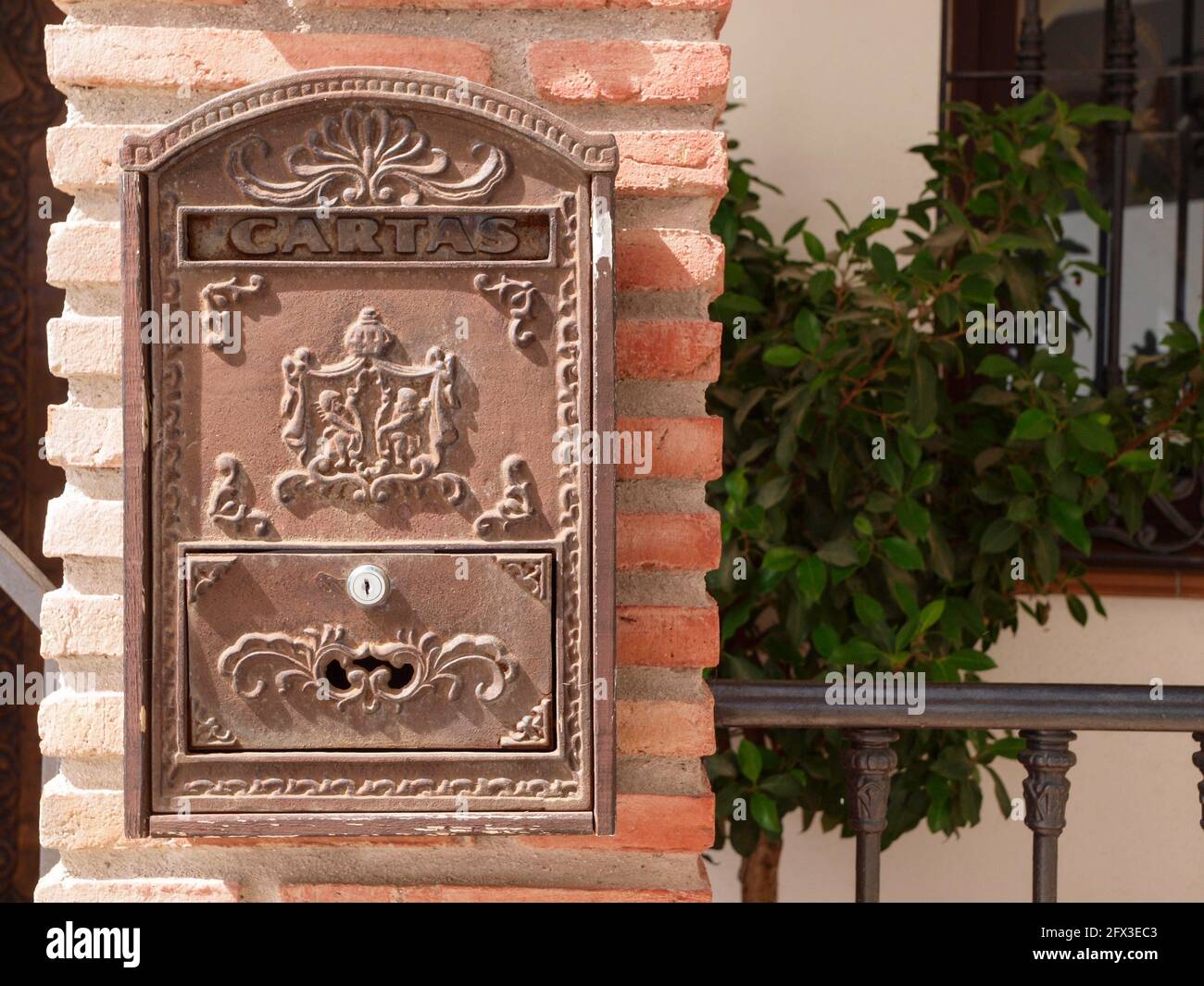 Cast iron post box hi-res stock photography and images - Alamy