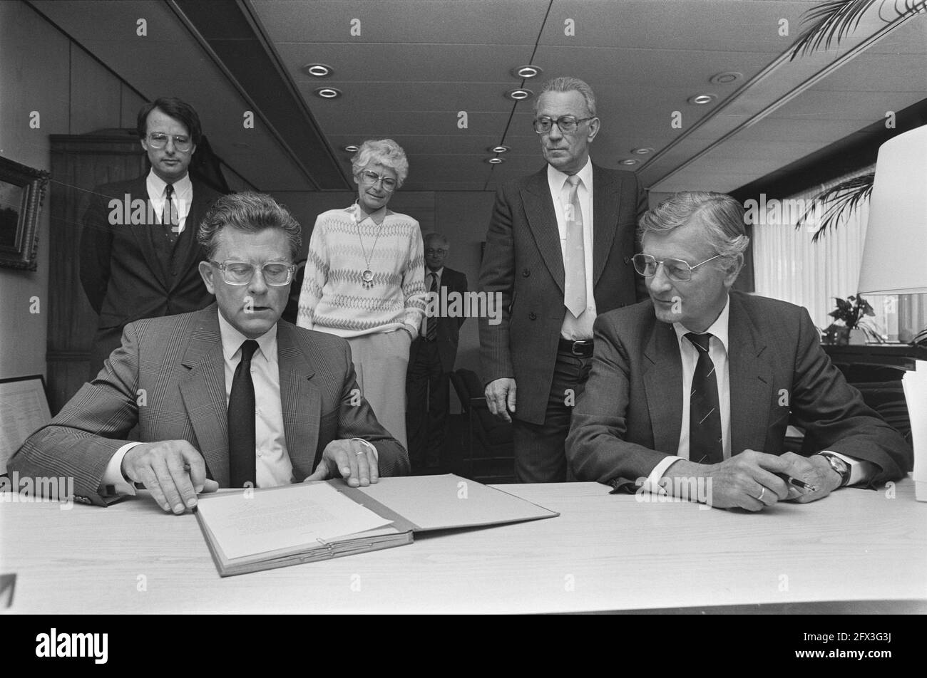 Van dijk signs transfer hi-res stock photography and images - Alamy