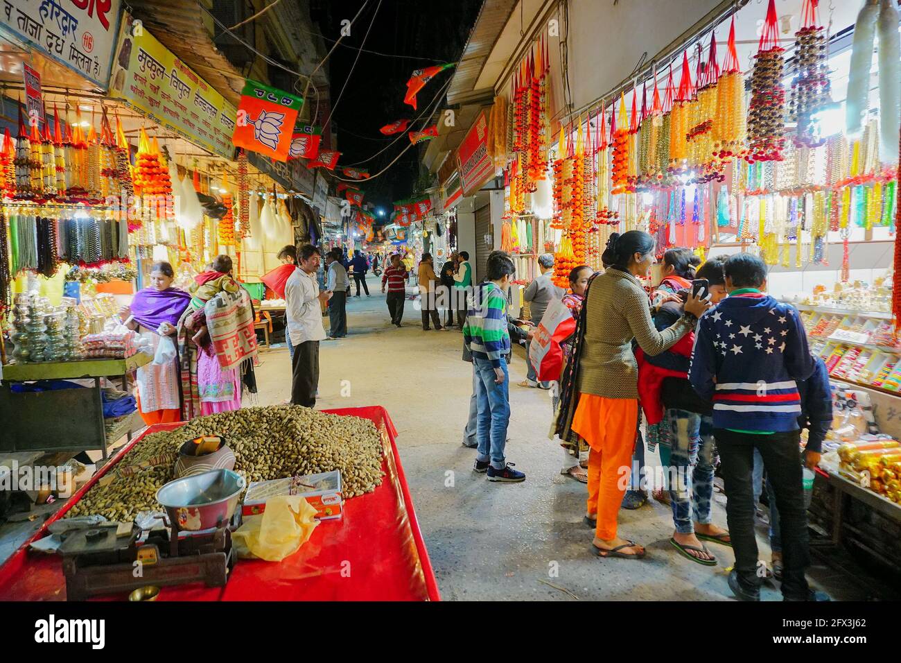 Street scene indian shops stall hi-res stock photography and images - Alamy