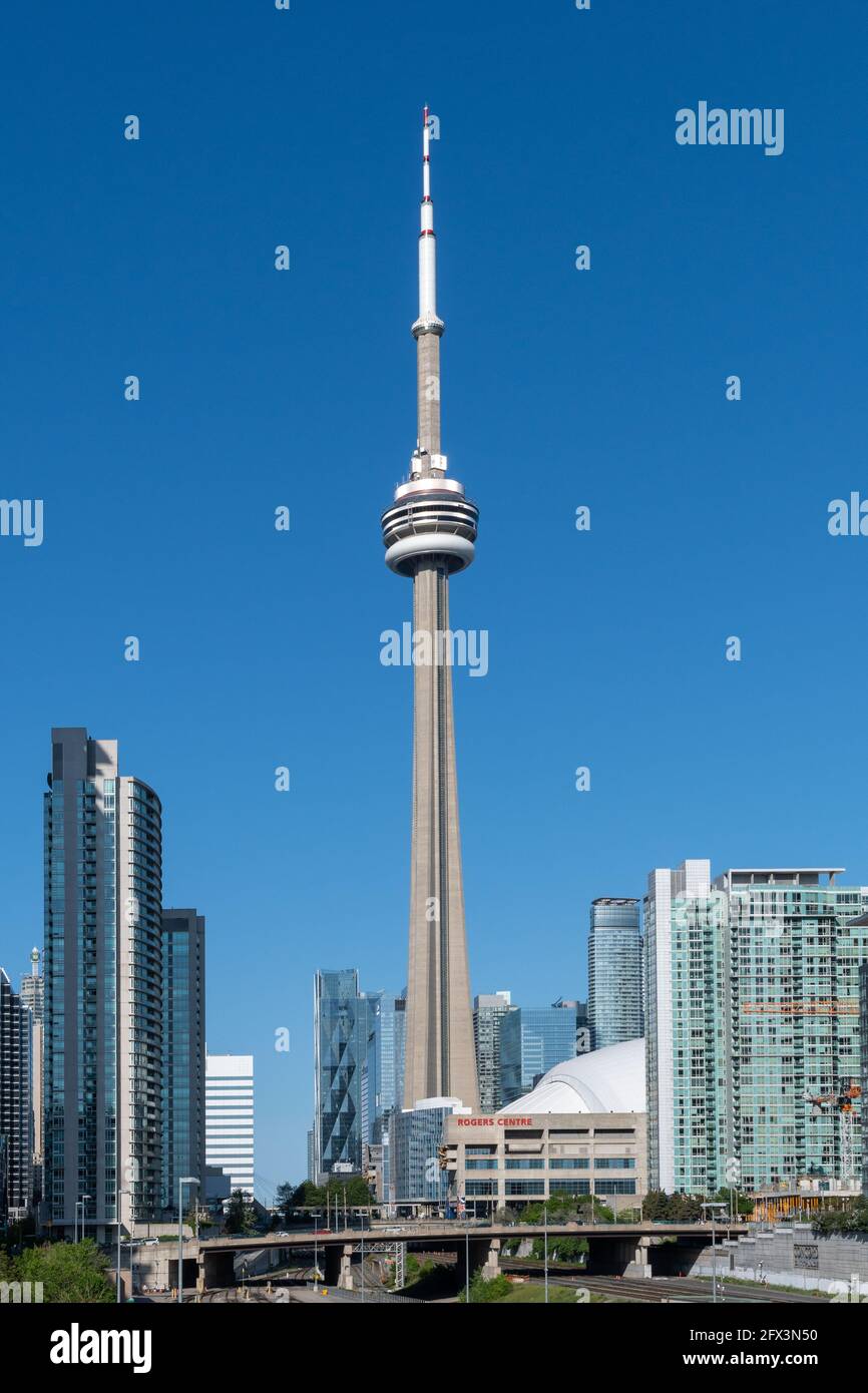 Cn tower toronto skyline blue sky hi-res stock photography and images ...