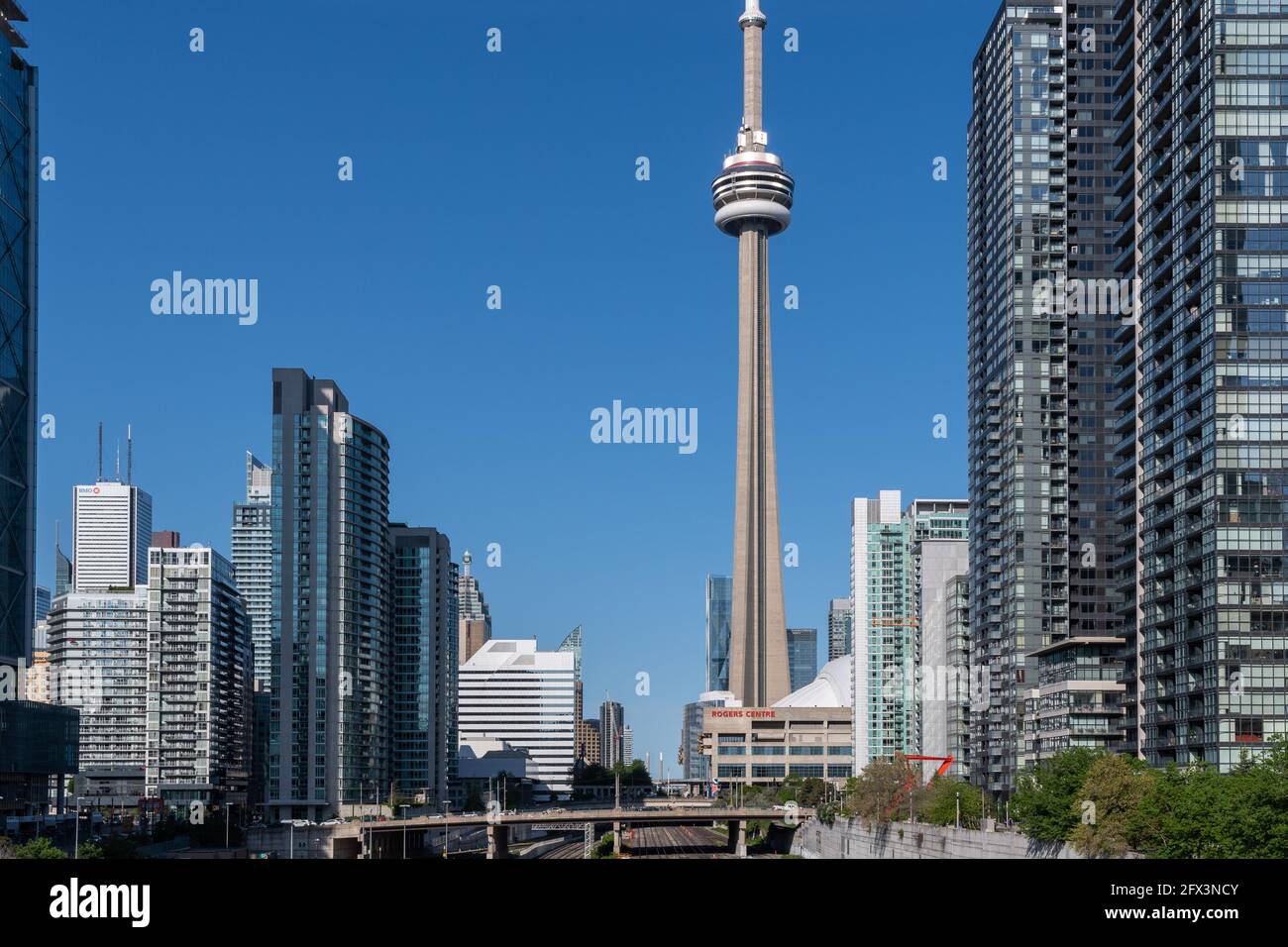 Cn tower toronto skyline blue sky hi-res stock photography and images ...