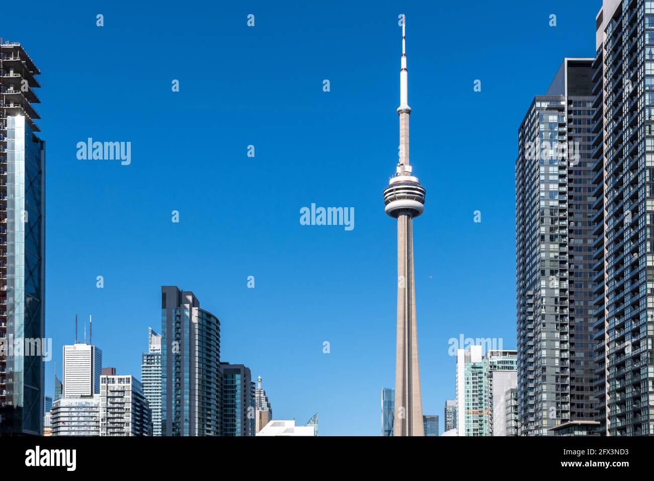 Cn tower toronto skyline blue sky hi-res stock photography and images ...