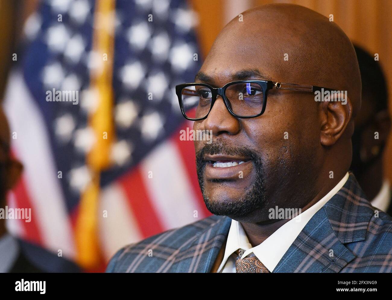 Karen bass george floyd hi-res stock photography and images - Alamy