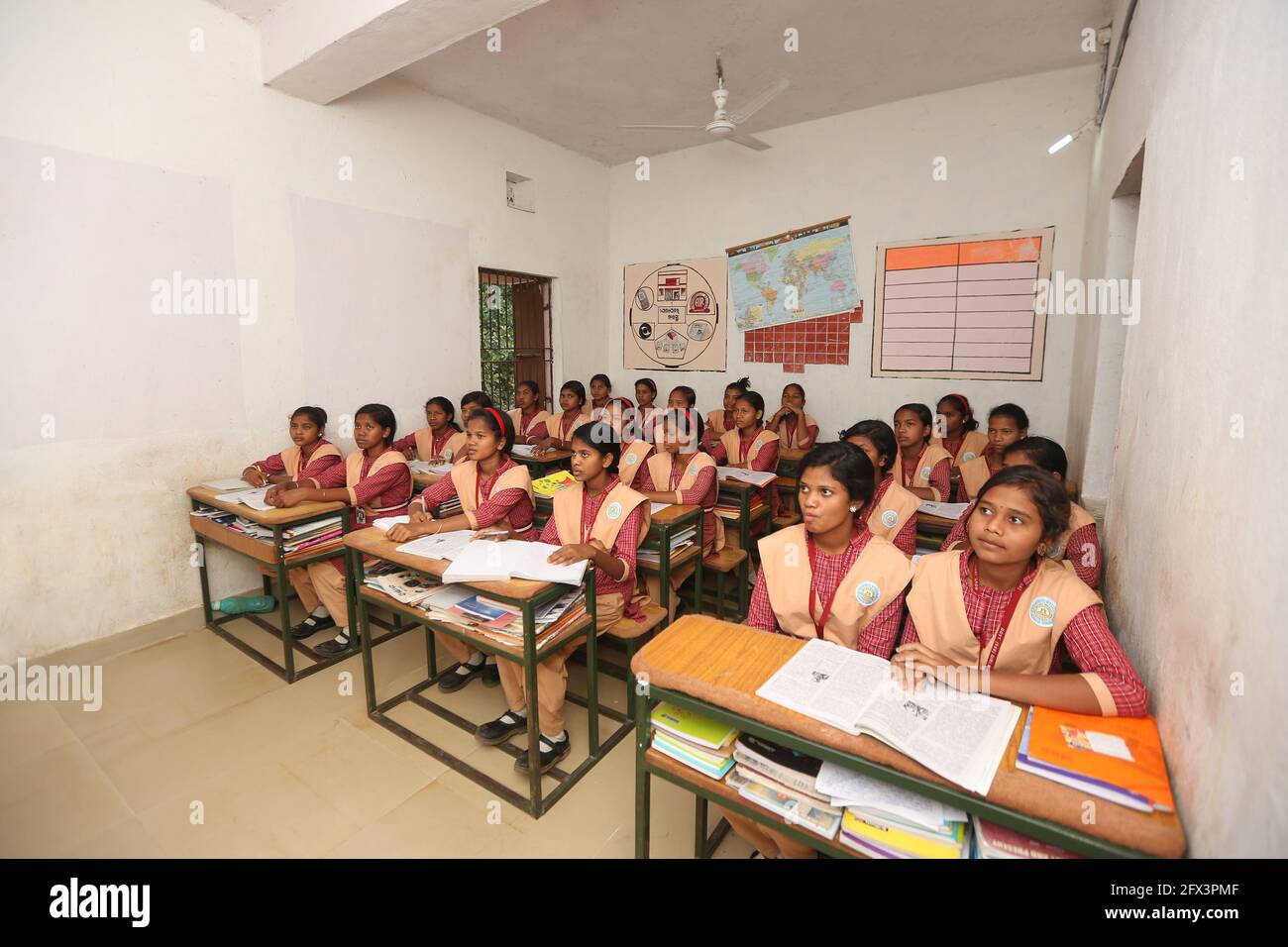 Indian school girls classroom hi-res stock photography and images - Alamy