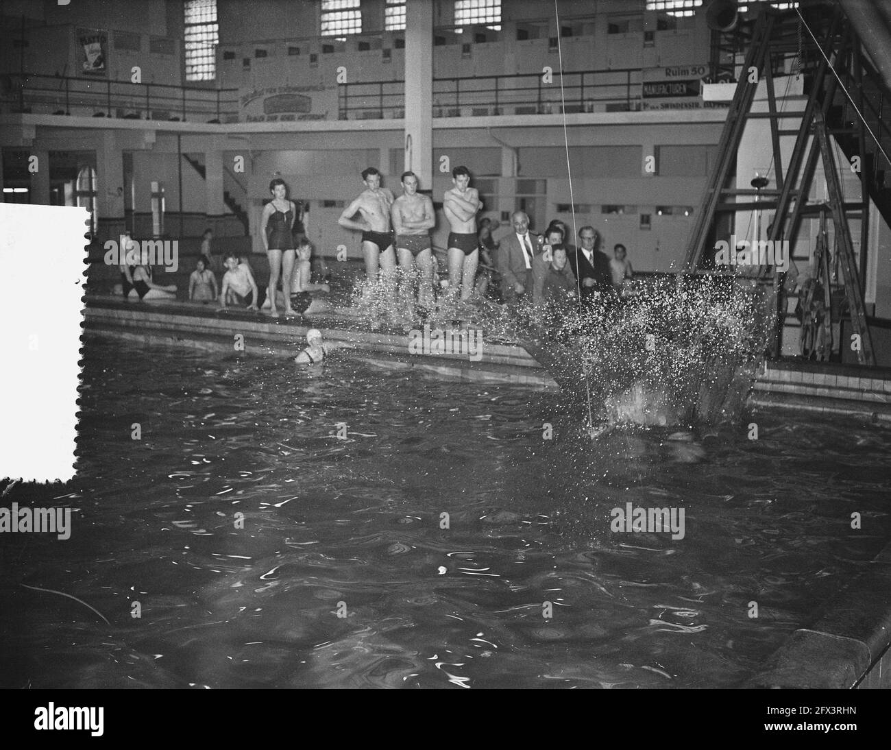 Demonstration of aircraft pressure device in swimming pool Amsterdam ...