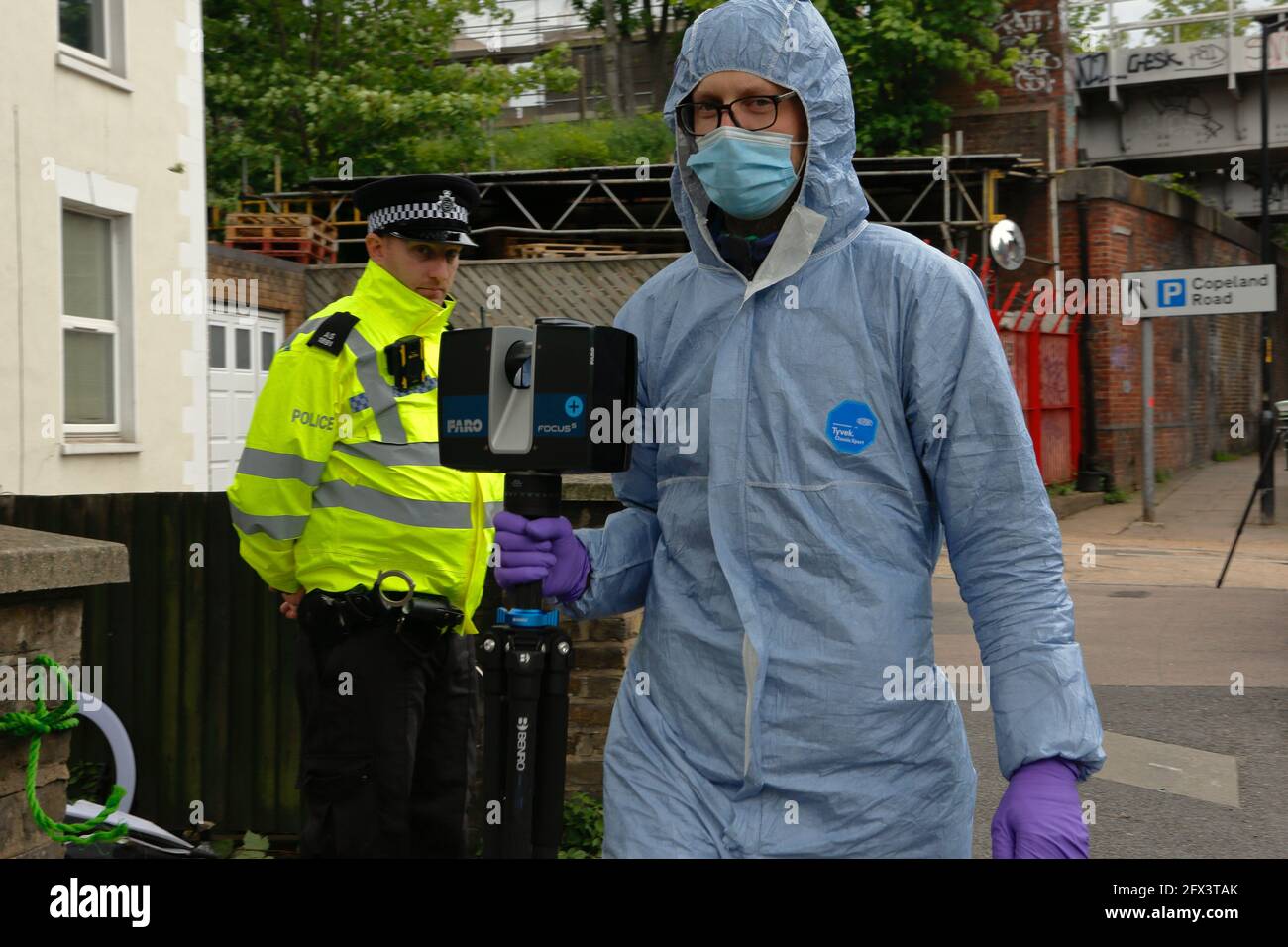 Forensic officers outside house hi-res stock photography and images - Alamy