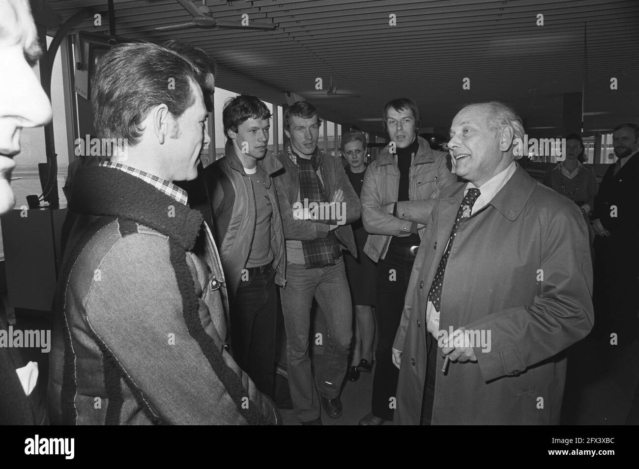 Den Uyl back from Israel (at Schiphol); Den Uyl and skating team, from ...