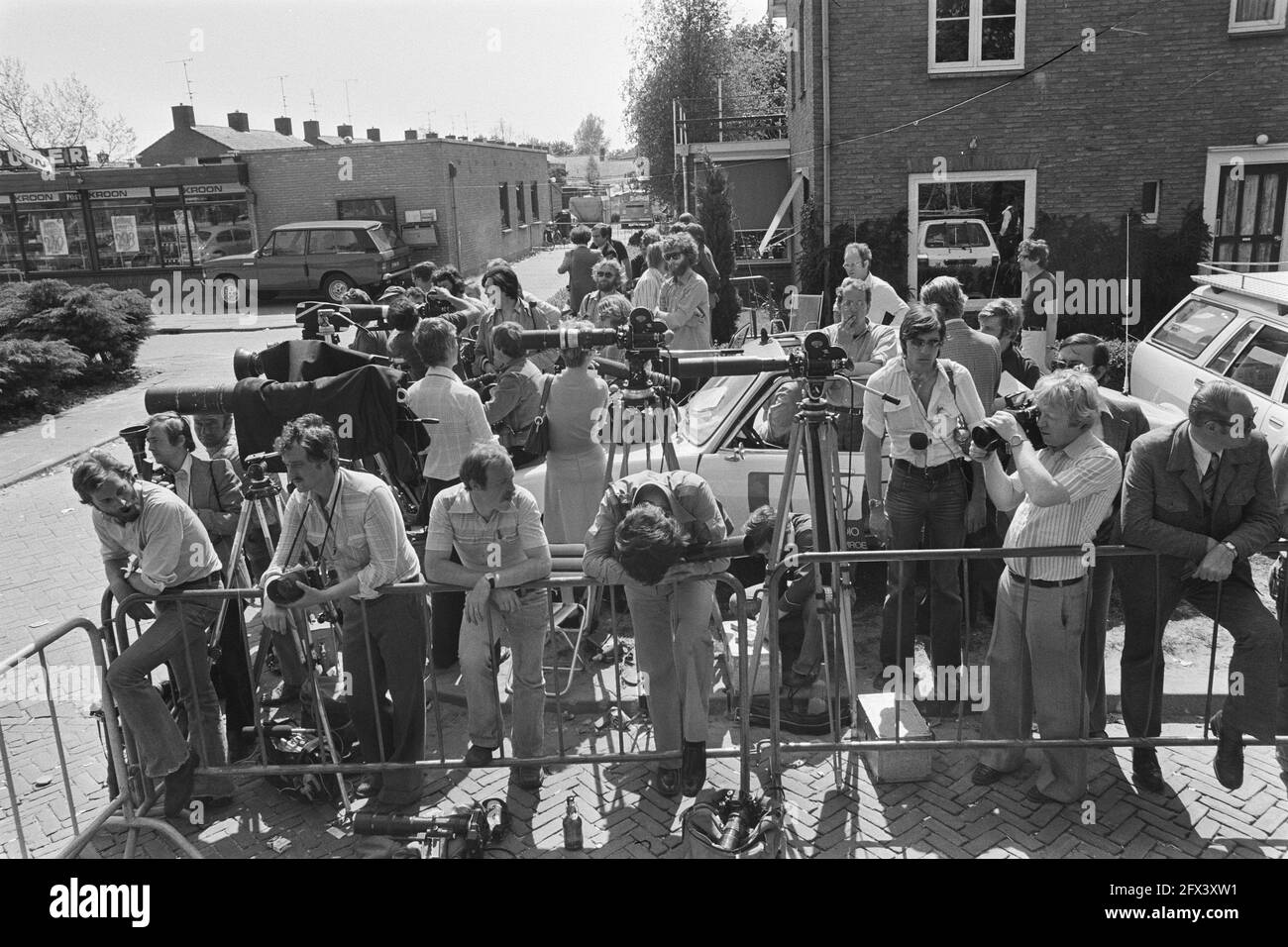Third day hostage taking school Bovensmilde; photographers behind ...