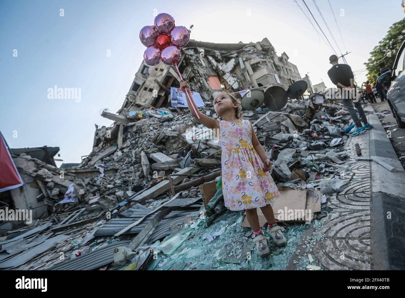 Gaza City, Palestinian Territories. 25th May, 2021. A girl holds ...