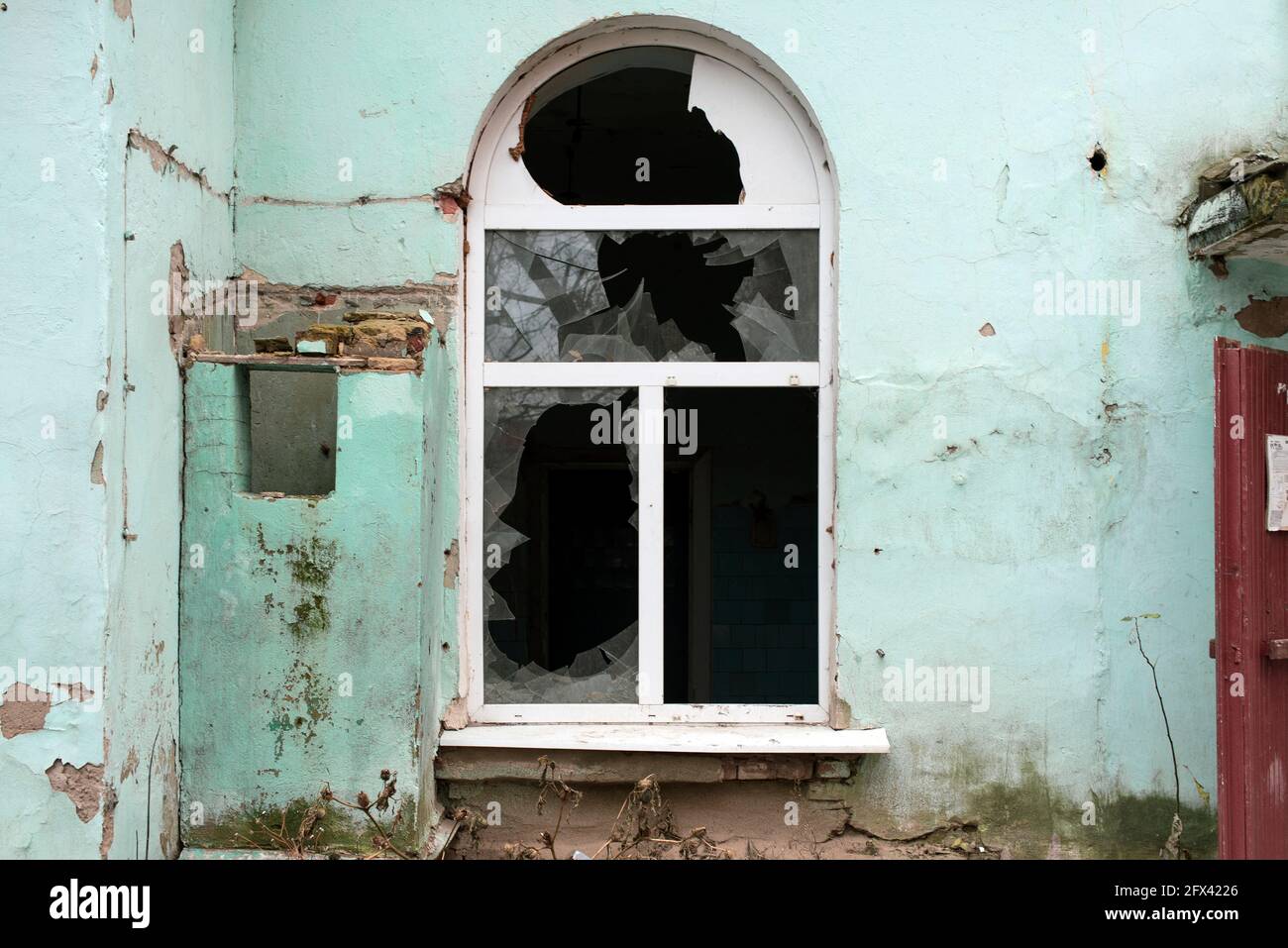 Broken window in an old residential building Stock Photo - Alamy