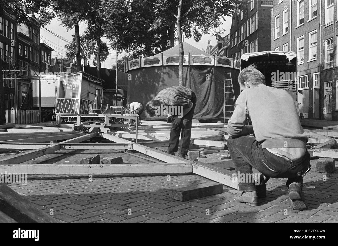 The fairground on the Palmgracht is being built up, September 12, 1968 ...