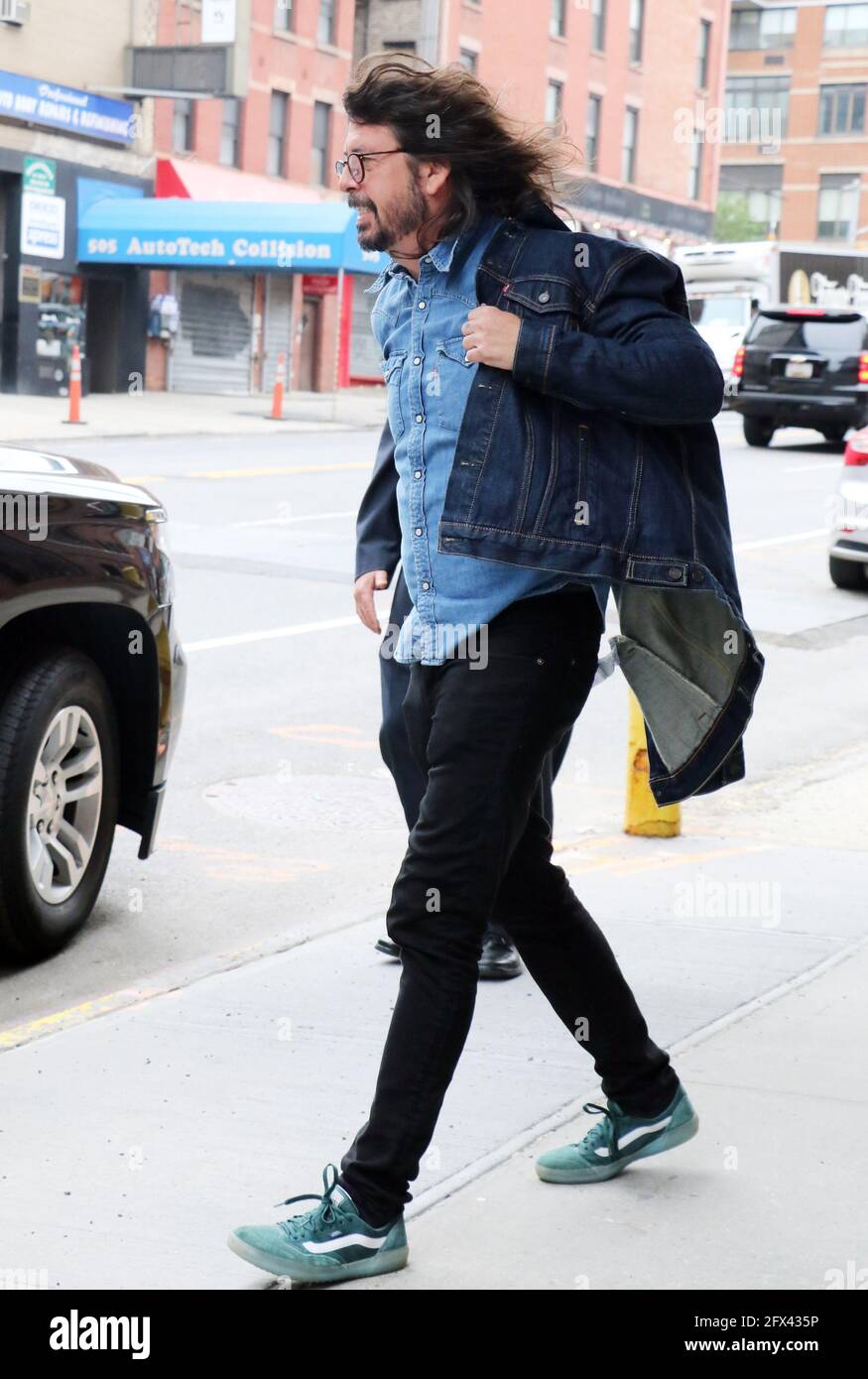 Dave grohl on stage hi-res stock photography and images - Alamy