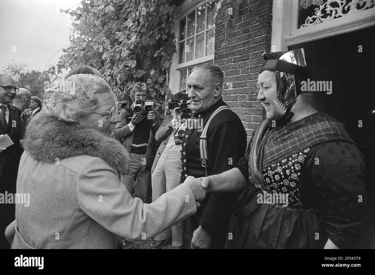 The queen greets the Huisman family (in costume) in Staphorst, October ...