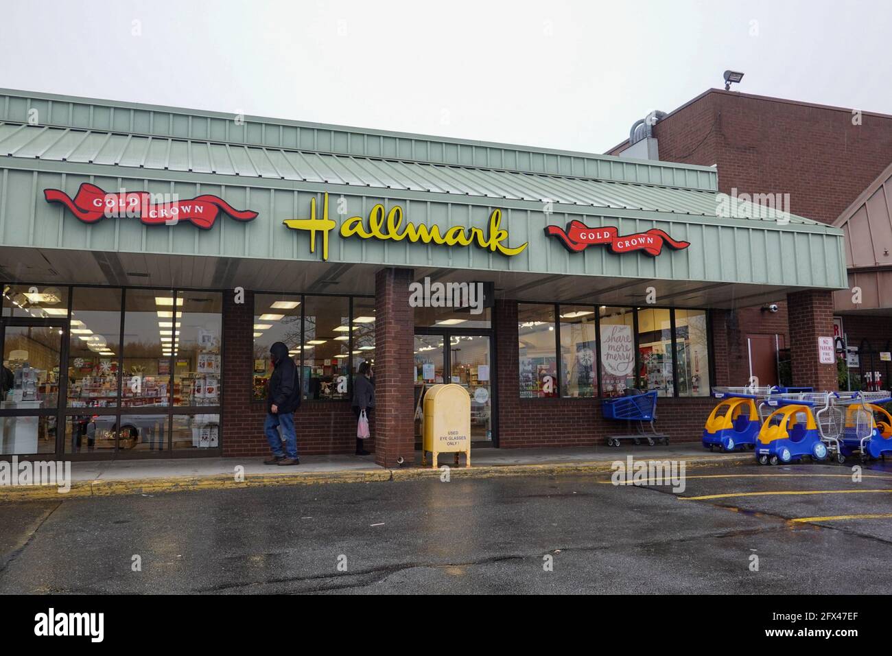 Hallmark cards store hi-res stock photography and images - Alamy