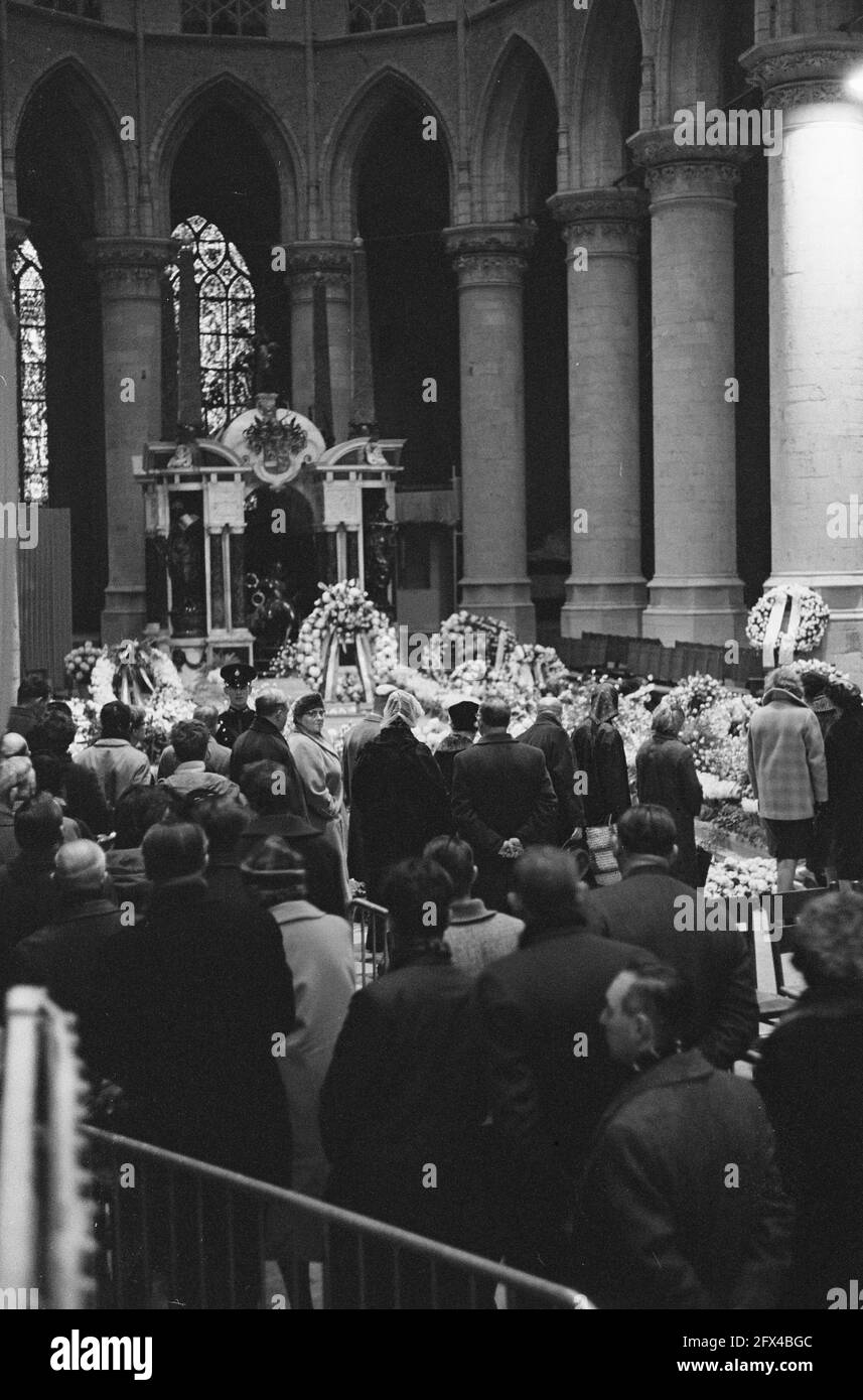 Defile past royal crypt hi-res stock photography and images - Alamy