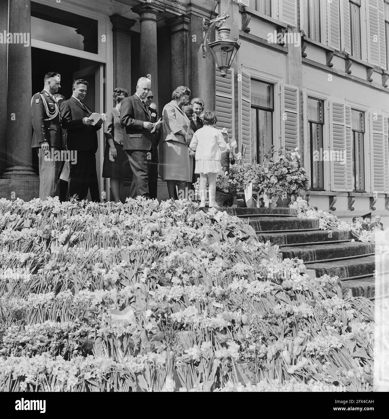 Defile Soestdijk, Royal family on platform, April 30, 1964, Defiles ...