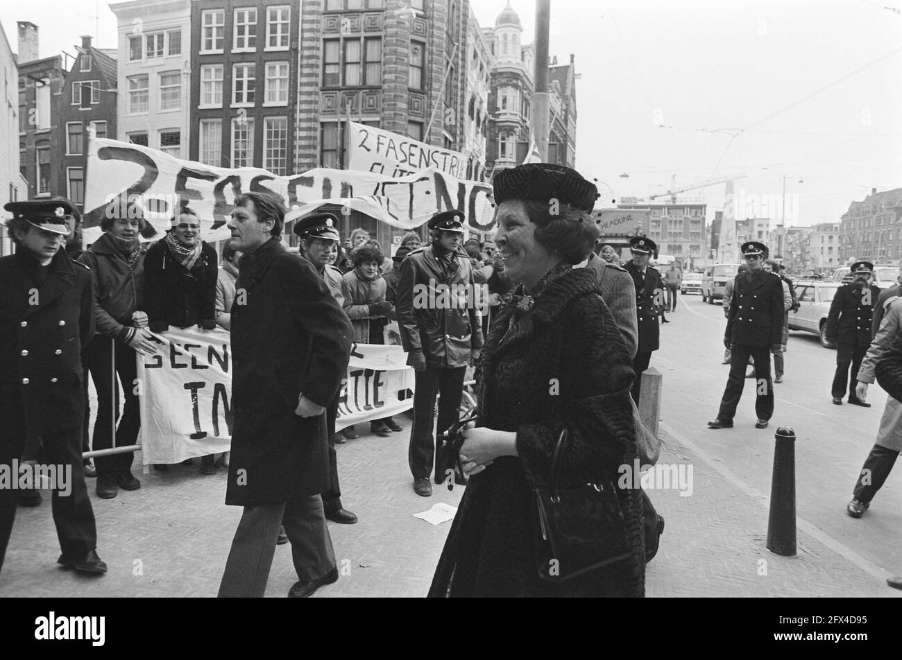 Two stage structure students hi-res stock photography and images - Alamy