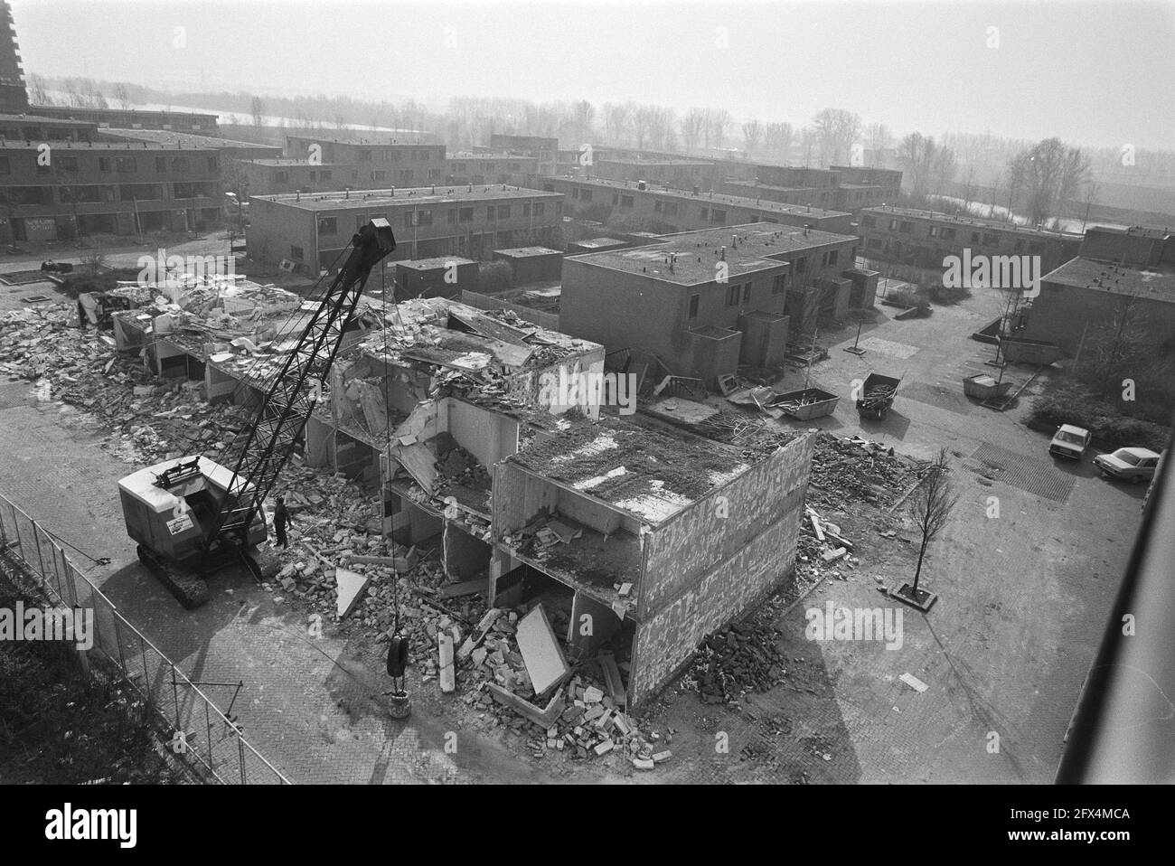 Demolition of houses gifwijk Dordrecht; overview demolition work, March ...