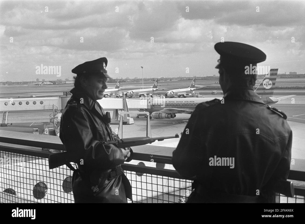 Policemen with carbines hi-res stock photography and images - Alamy