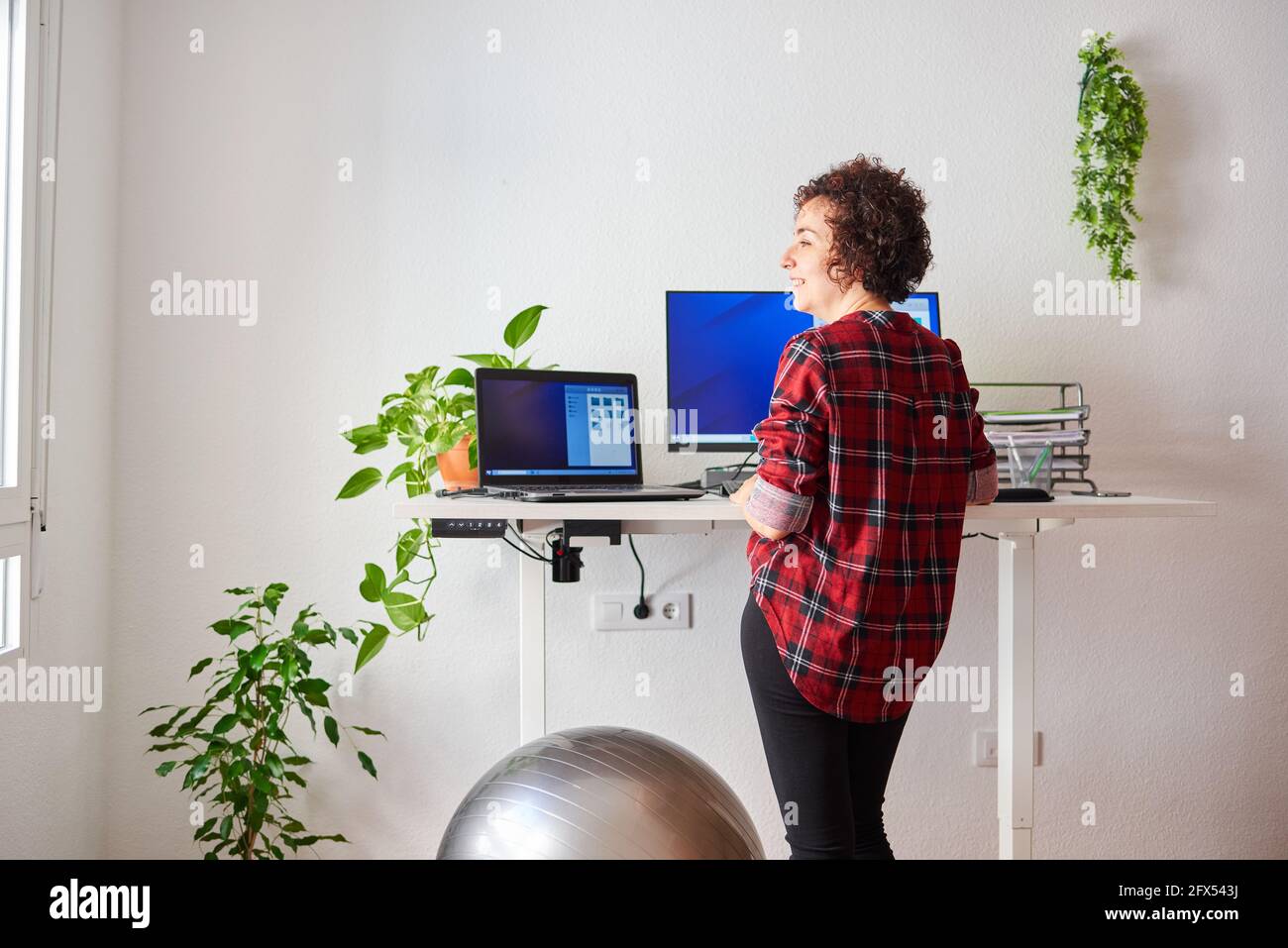 Ergonomic desk hi-res stock photography and images - Alamy