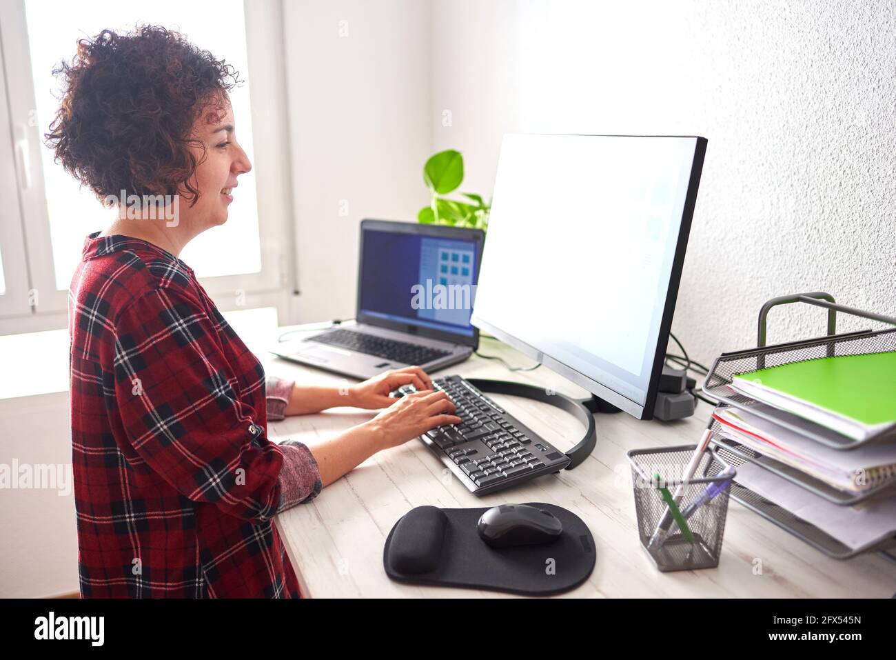 Typing posture hi-res stock photography and images - Alamy
